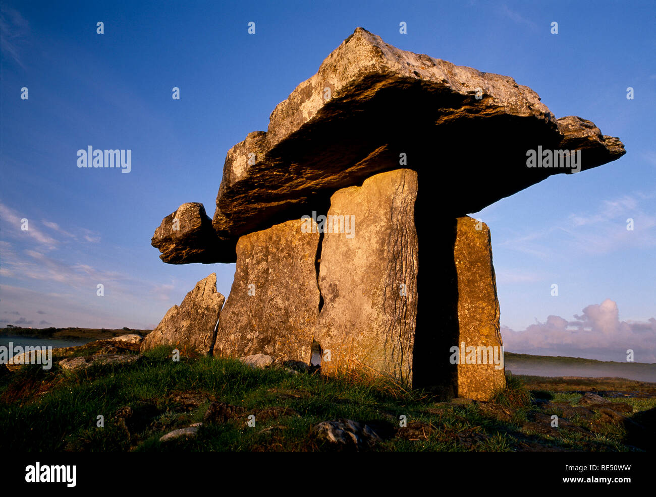 Irischer dolmen hi-res stock photography and images - Alamy