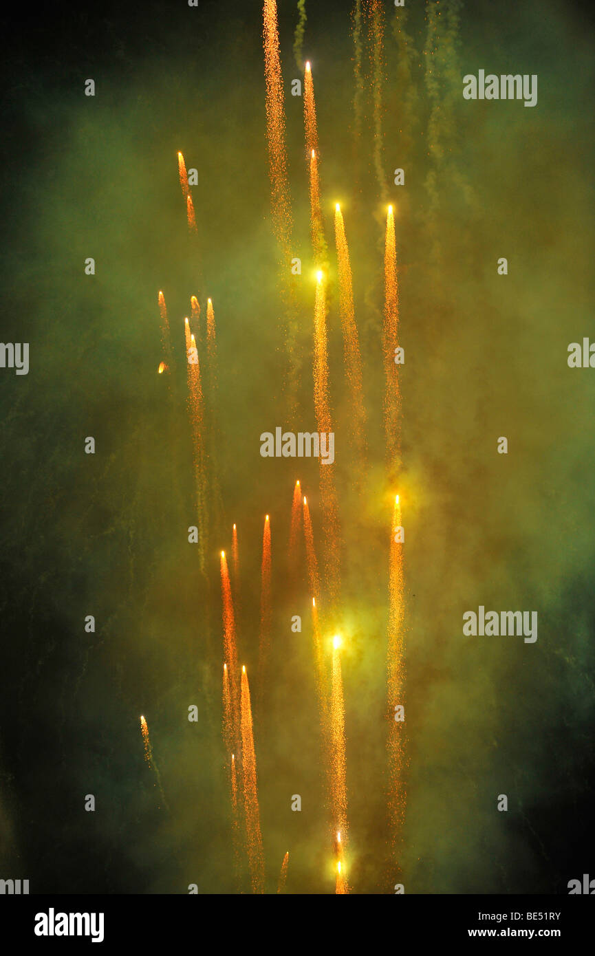 Gelber feuerwerkskörper hi-res stock photography and images - Alamy