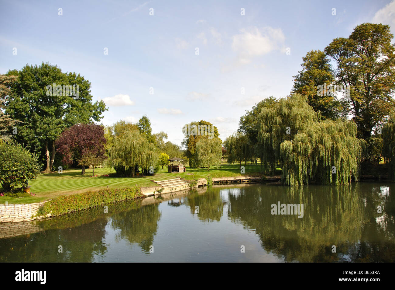 In the village of sonning hi-res stock photography and images - Alamy