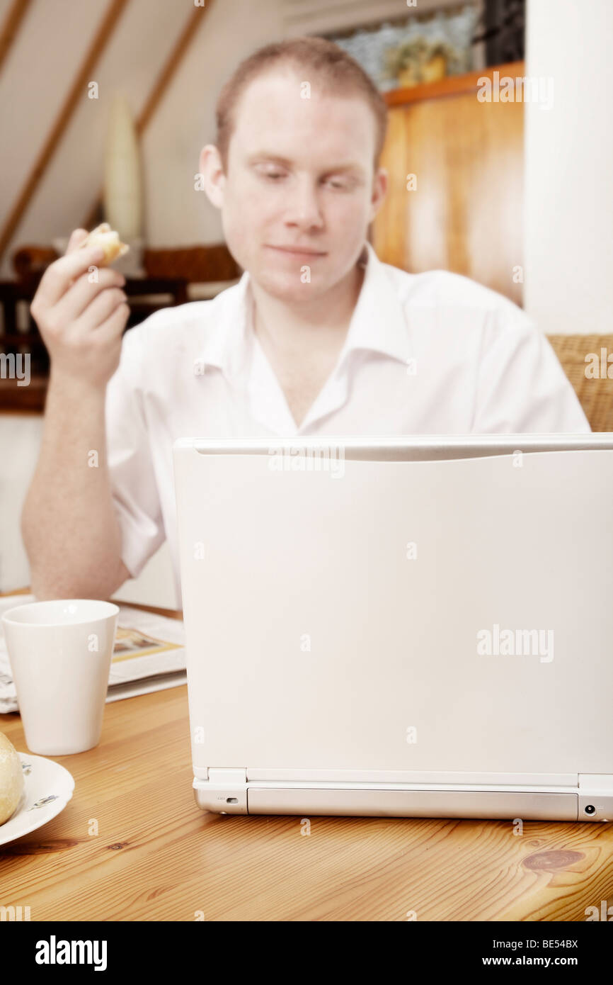 Junger mann laptop hi-res stock photography and images - Alamy