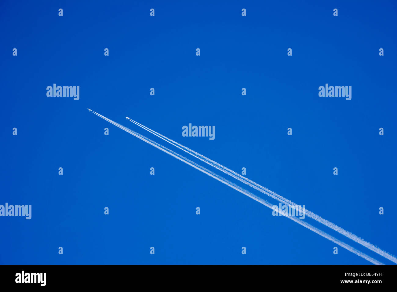 Planes in parallel hi-res stock photography and images - Alamy