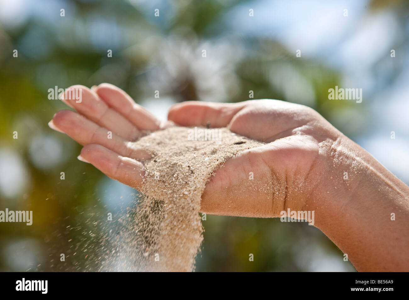 Durch die finger rieseln hi-res stock photography and images - Alamy