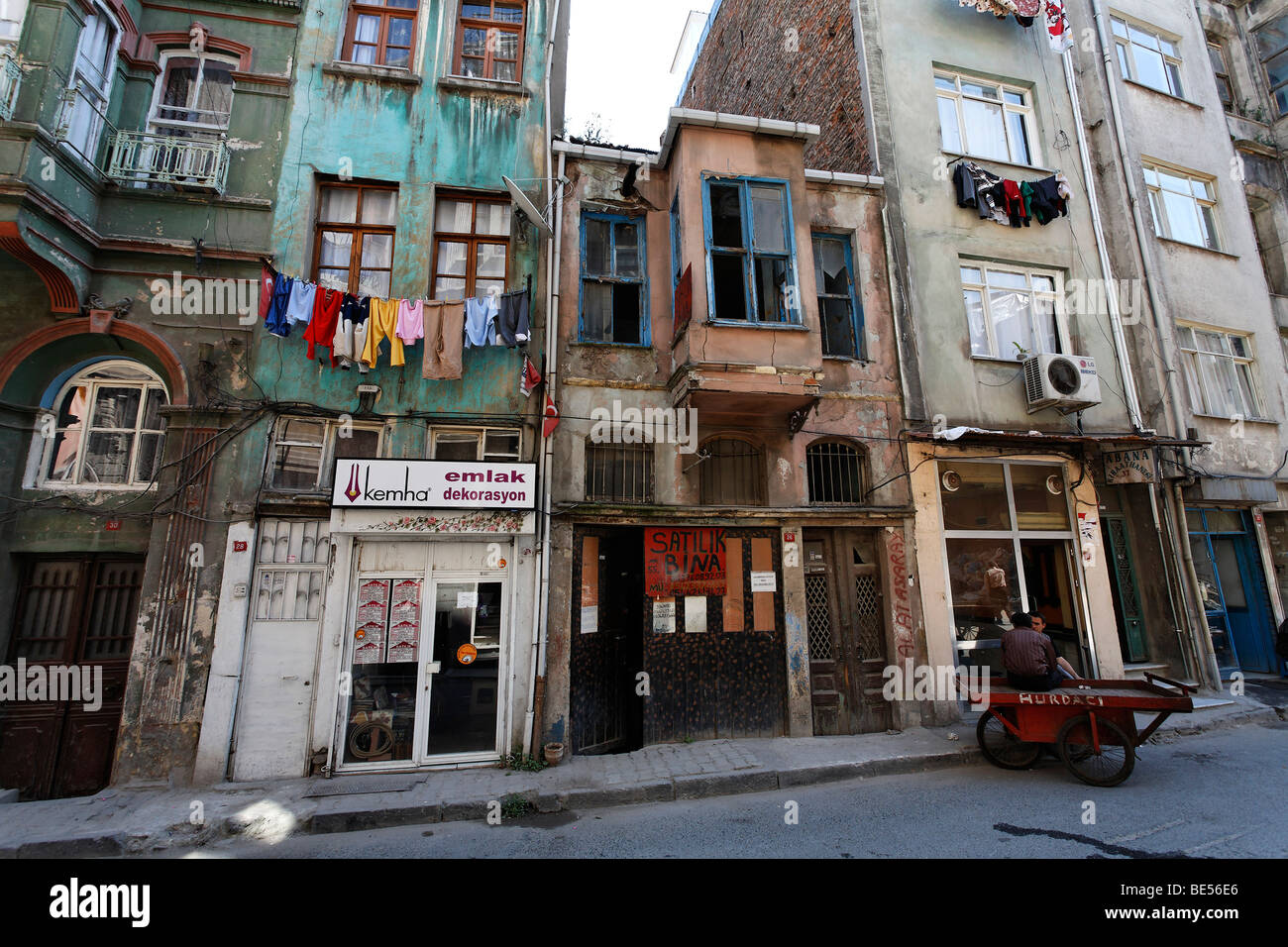 Street with picturesque houses, old, Jewish district Balat, Istanbul ...