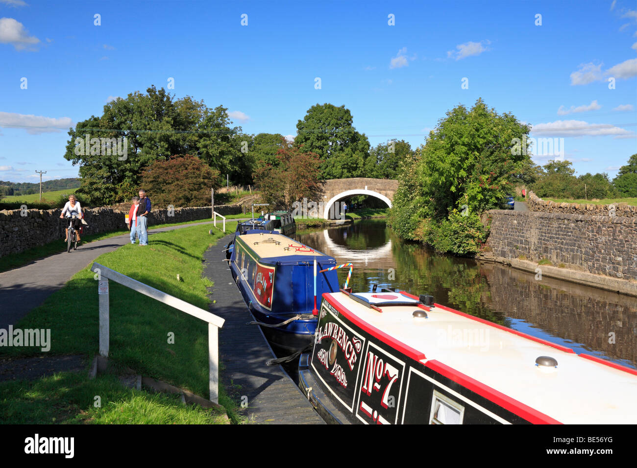Leeds liverpool canal lancashire hi-res stock photography and images ...
