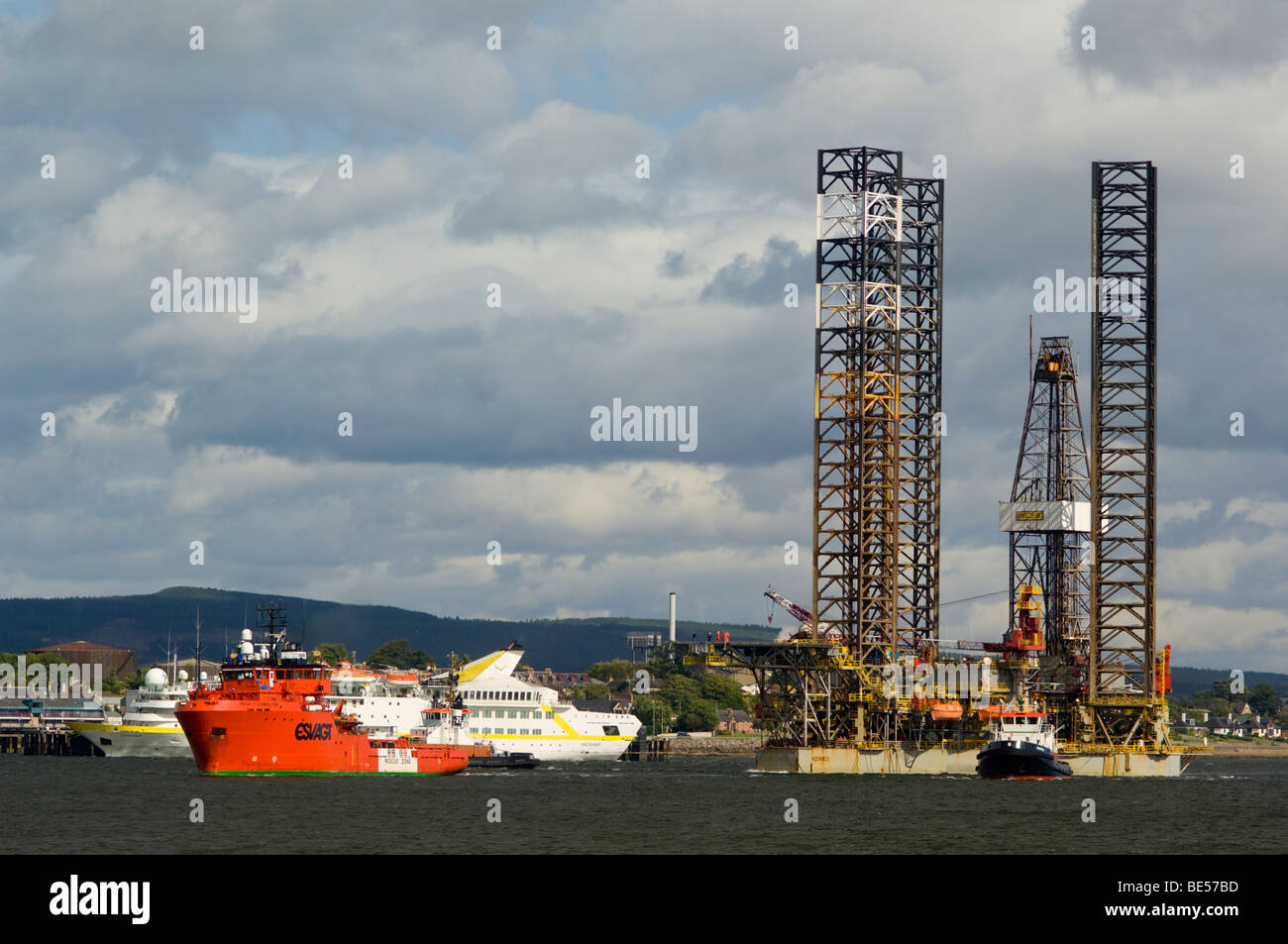 Tug boat towing oil rig hi-res stock photography and images - Alamy