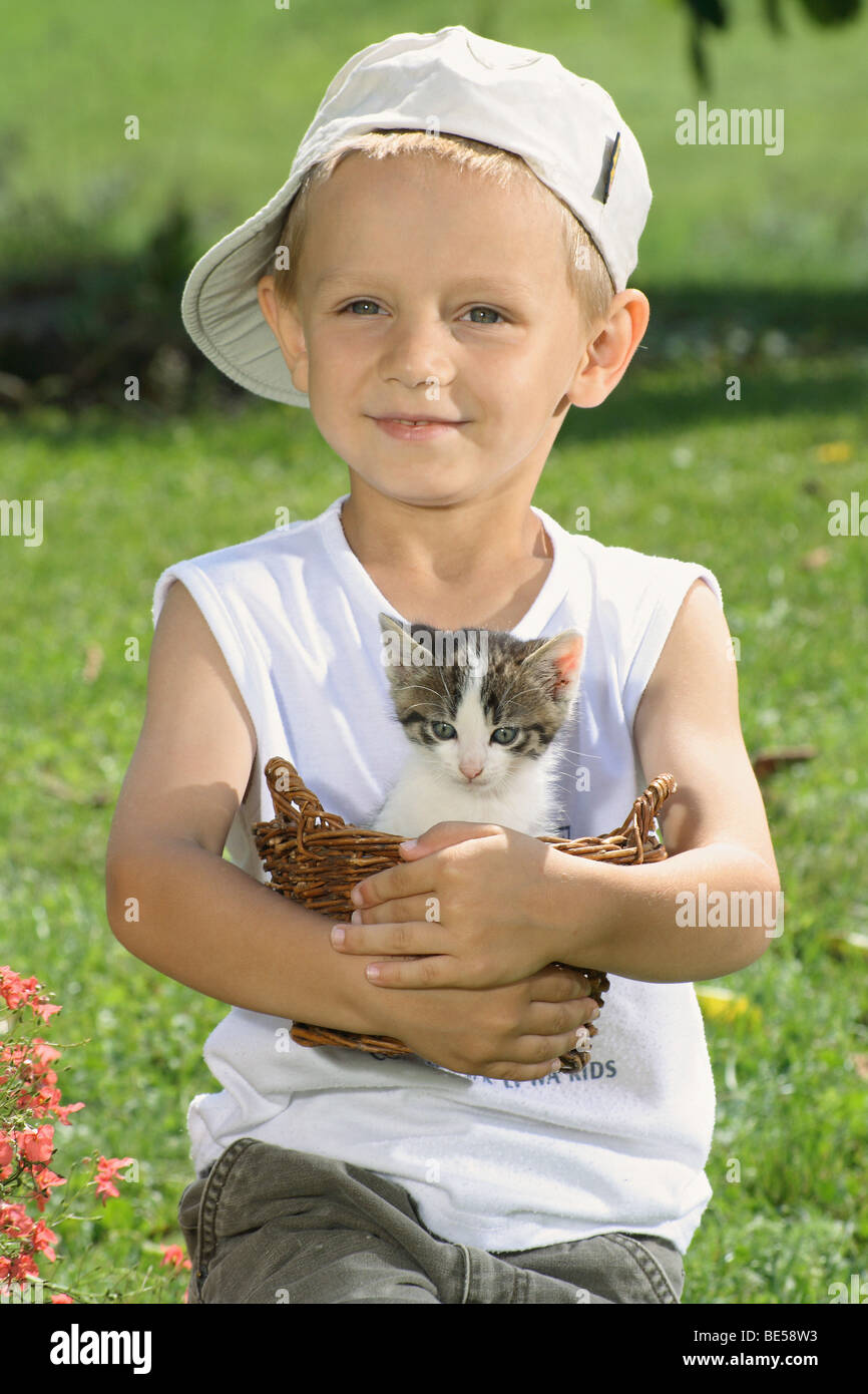Child with a kitten hi-res stock photography and images - Alamy