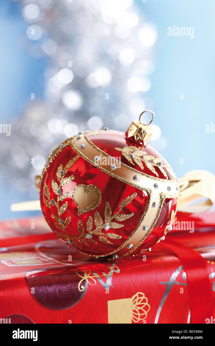 Christmas parcels tree ornaments hi-res stock photography and images ...