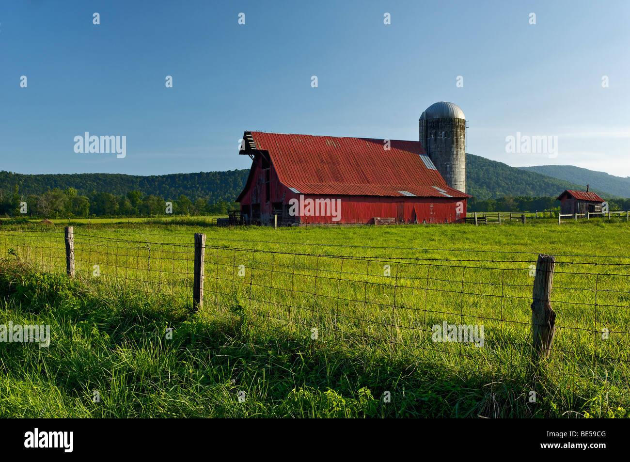 Red Barn and Silo in Grassy Cove in Cumberland County, Tennessee Stock ...