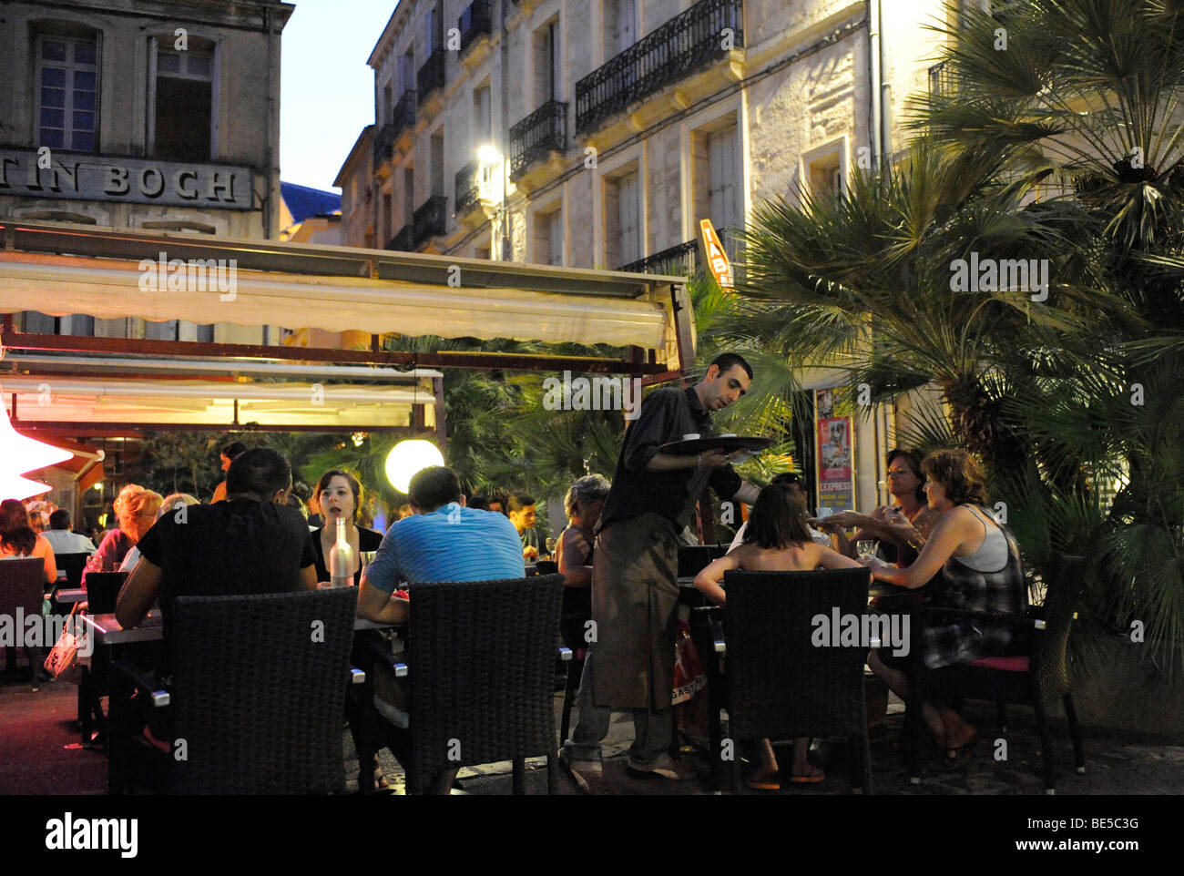 Drinking outside bars hi-res stock photography and images - Alamy