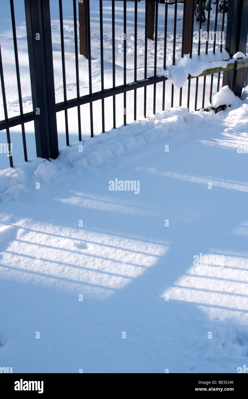Snow railings london hi-res stock photography and images - Alamy
