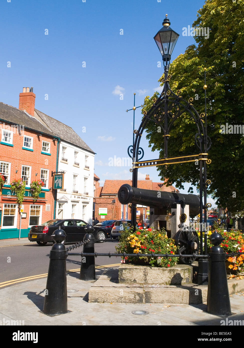 Market square in retford town centre hi-res stock photography and ...