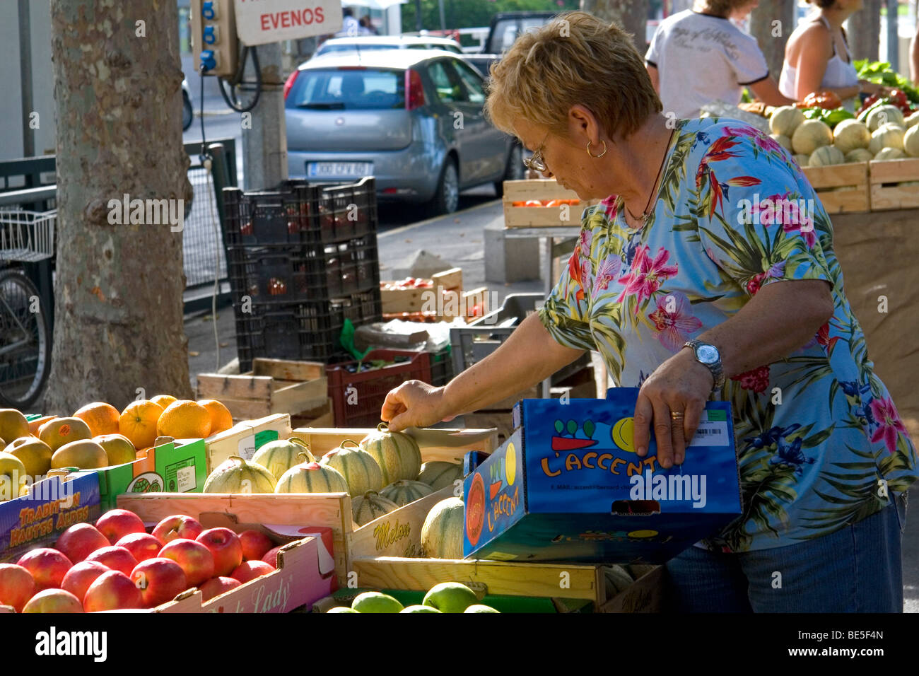 French farmers market hi-res stock photography and images - Alamy