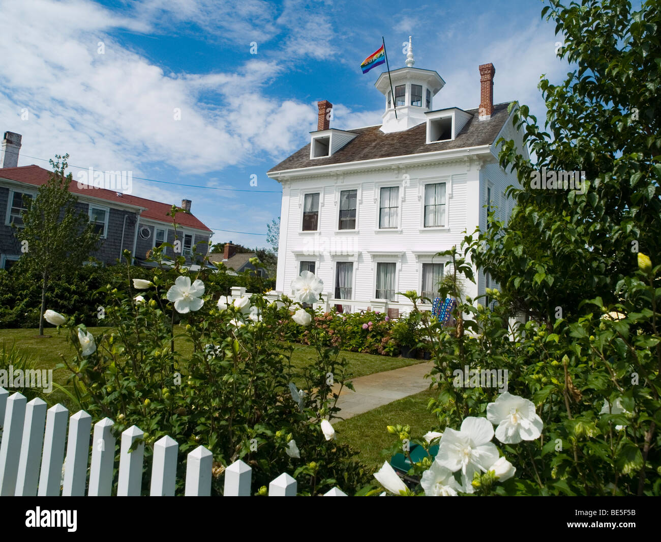 White picket fence house new england hi-res stock photography and ...