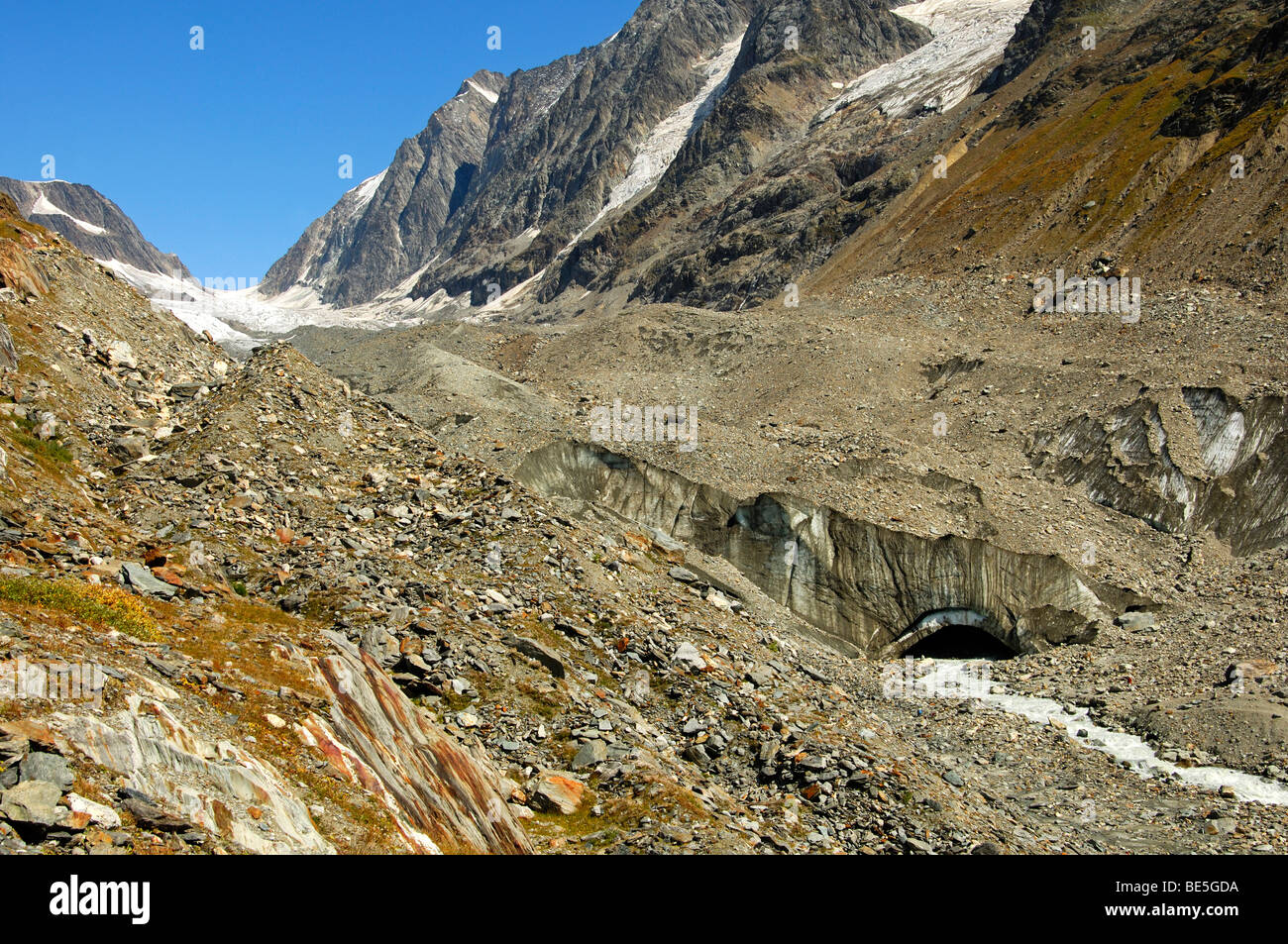 Rocks and debris at the end of the ice front of the Langgletscher ...