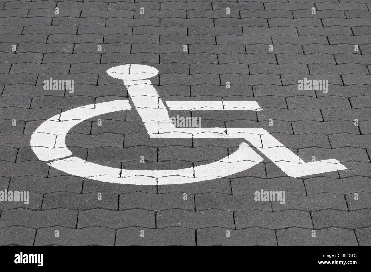 Pavement parking sign hi-res stock photography and images - Alamy