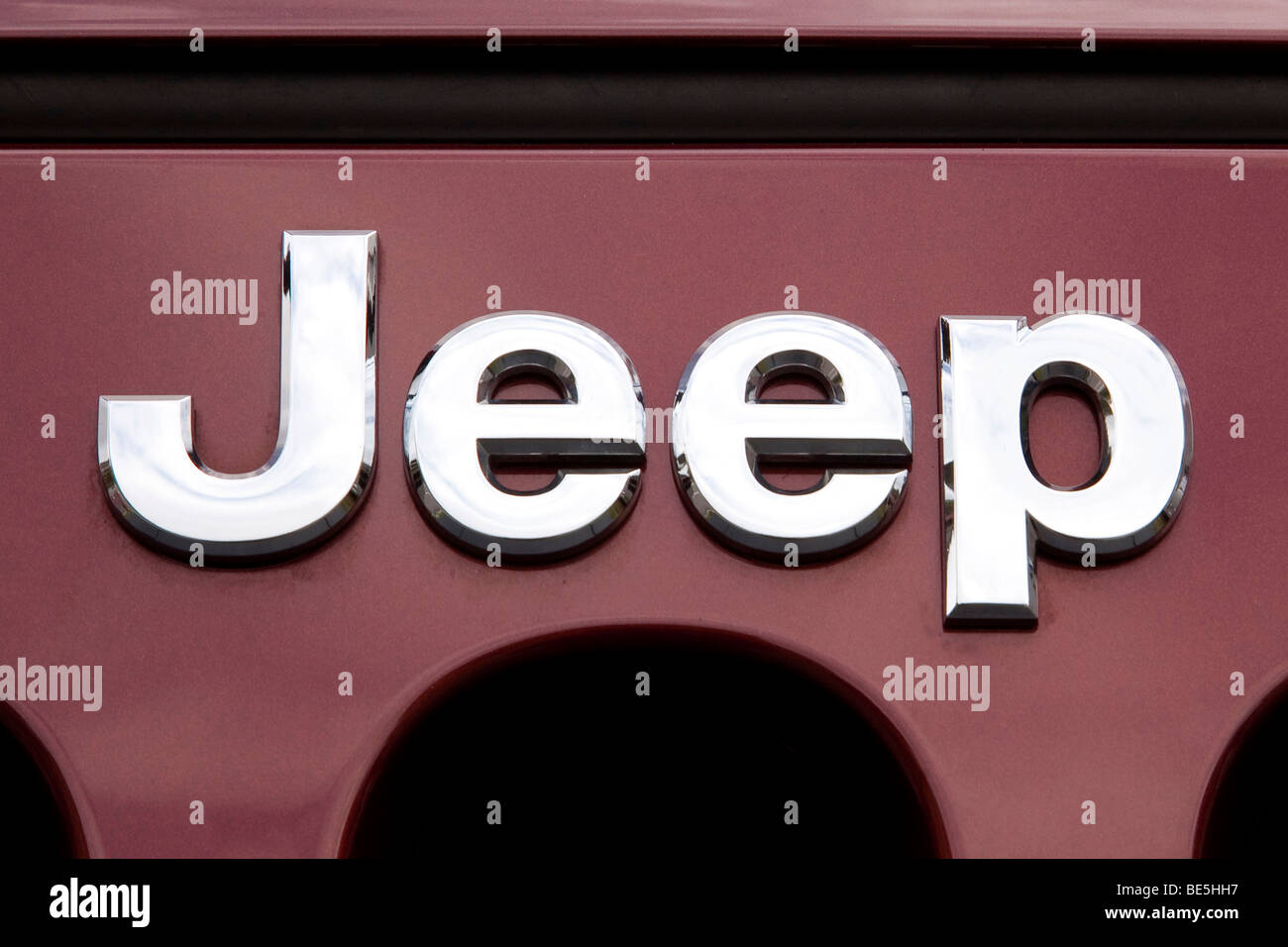 Jeep logo hi-res stock photography and images - Alamy