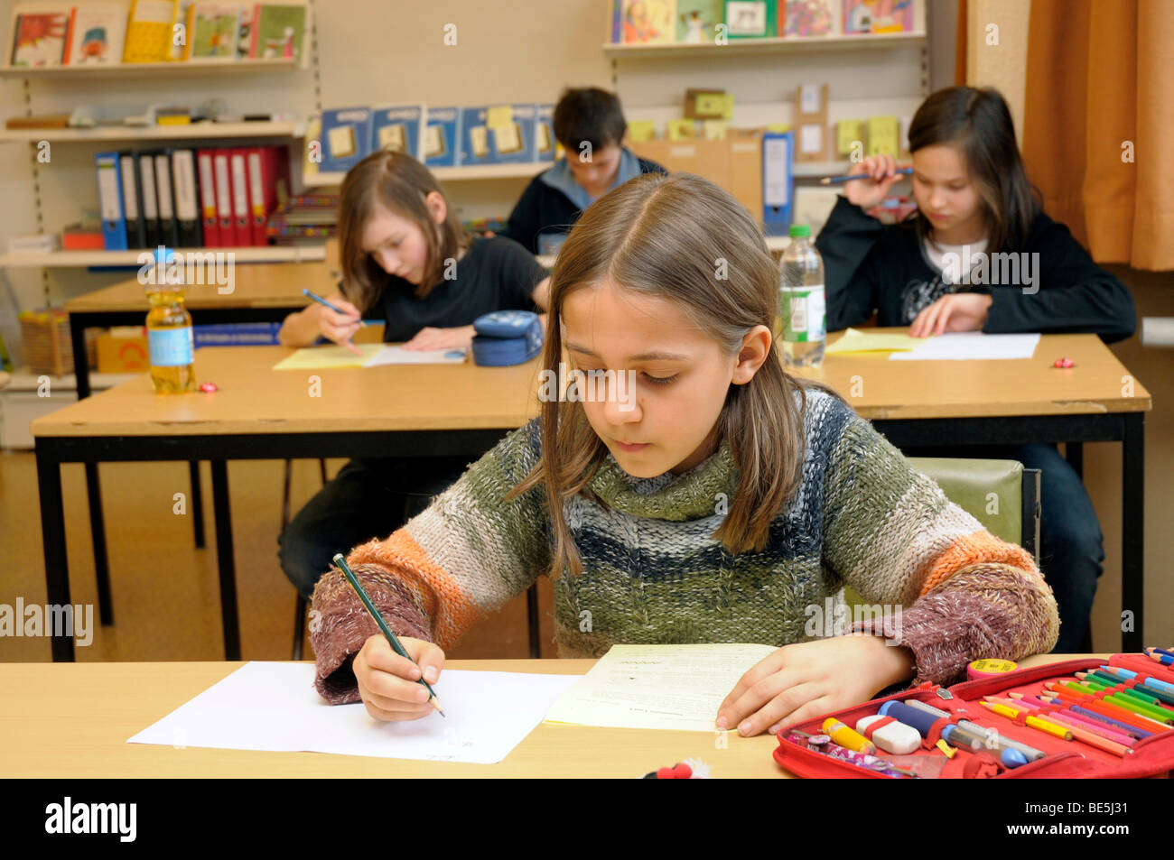 10 years old girl classroom hi-res stock photography and images - Alamy