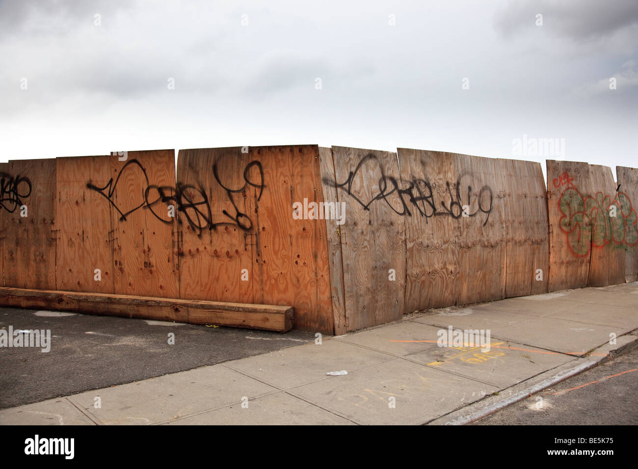 Graffiti construction site hi-res stock photography and images - Alamy