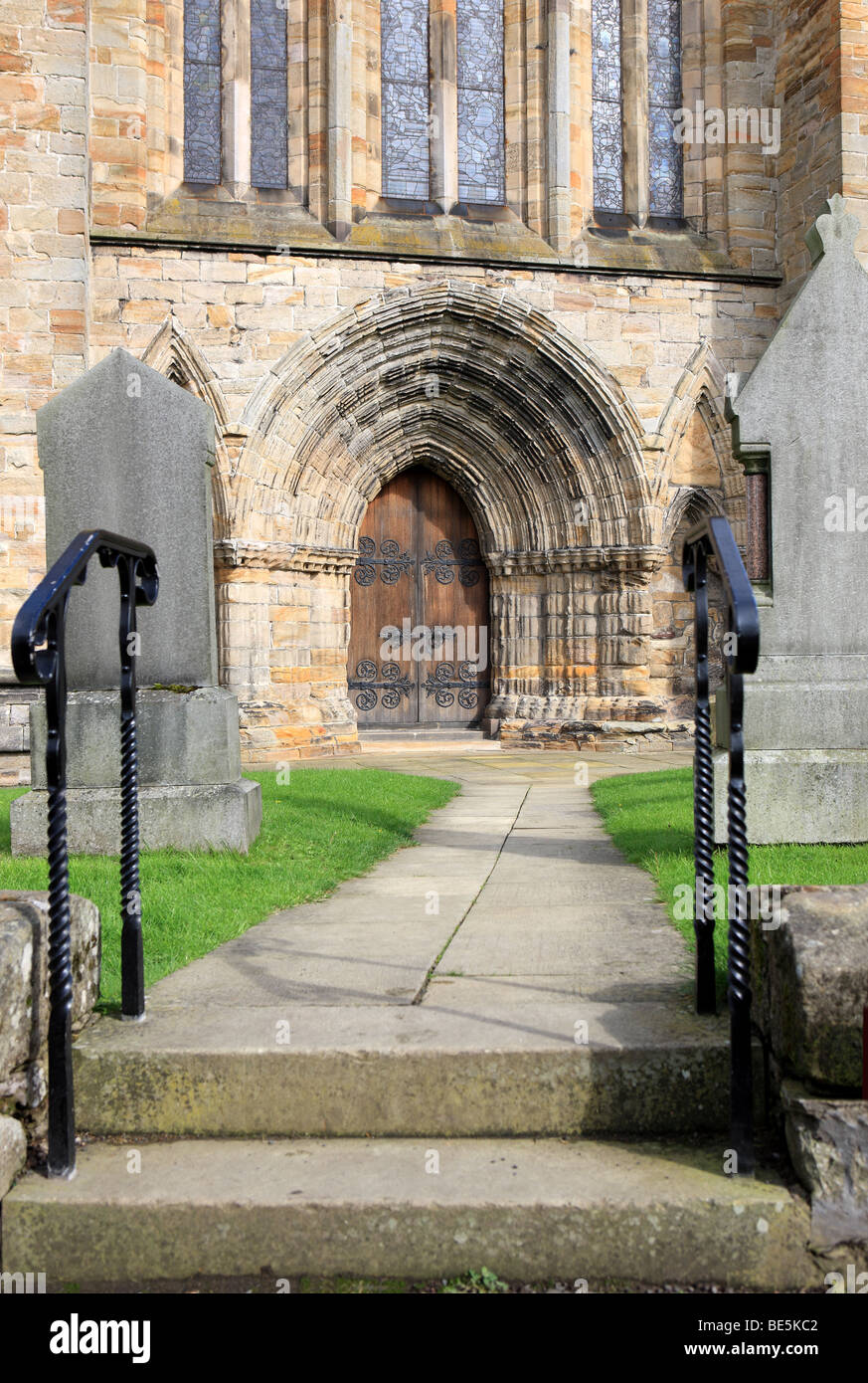 Dunblane medieval church cathedral hi-res stock photography and images ...