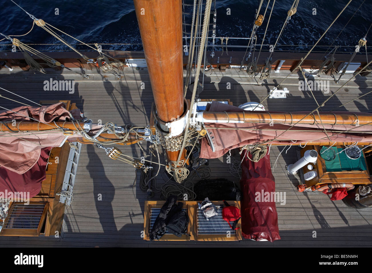 Mast, deck, sailing boat, tradional sailboat Stock Photo - Alamy