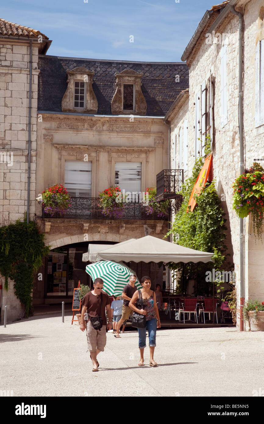 Tourists in monflanquin bastide village hi-res stock photography and ...