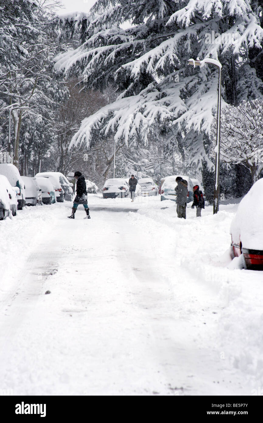 People out in the cold hi-res stock photography and images - Alamy