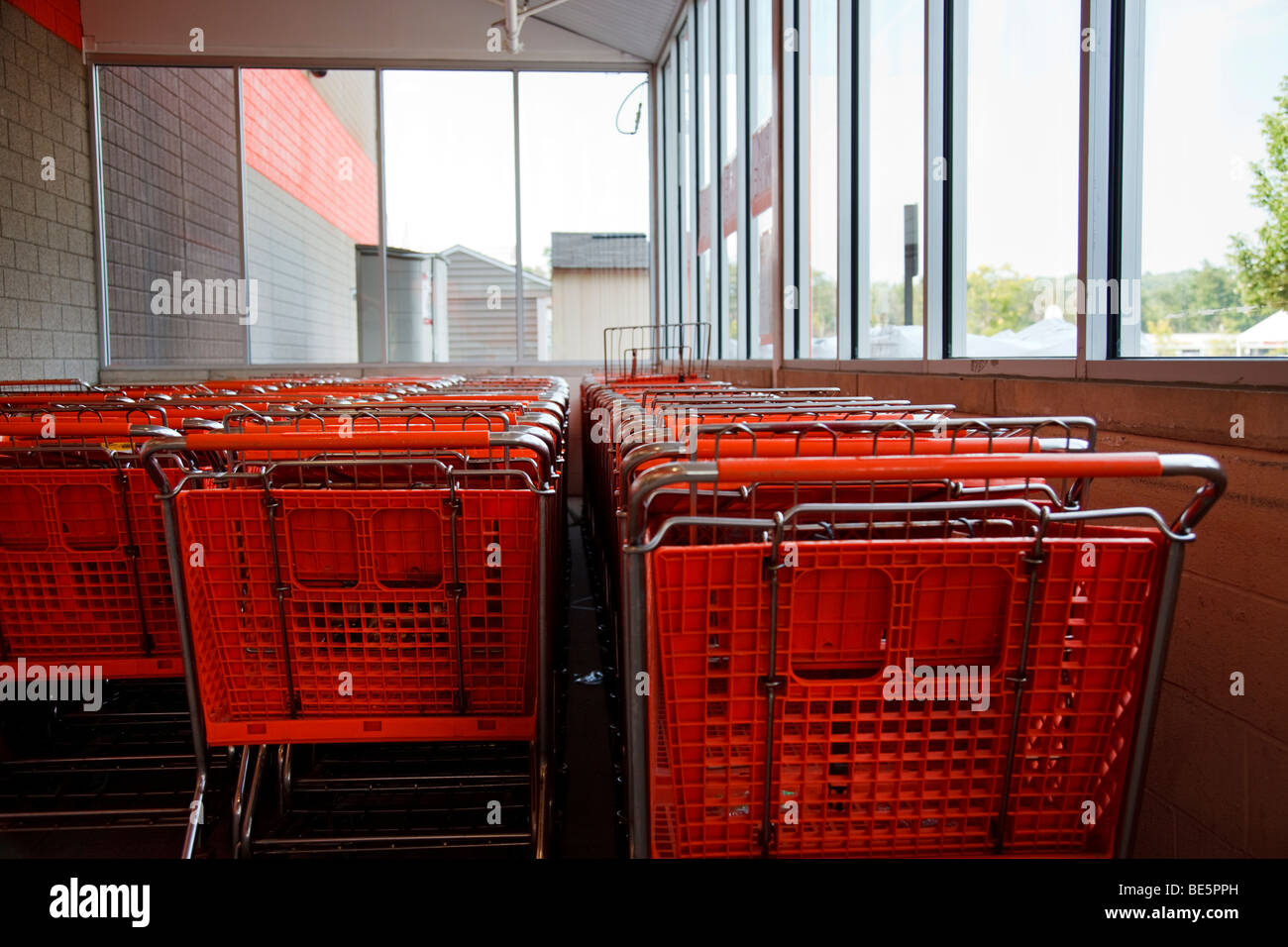 Store carts hi-res stock photography and images - Alamy