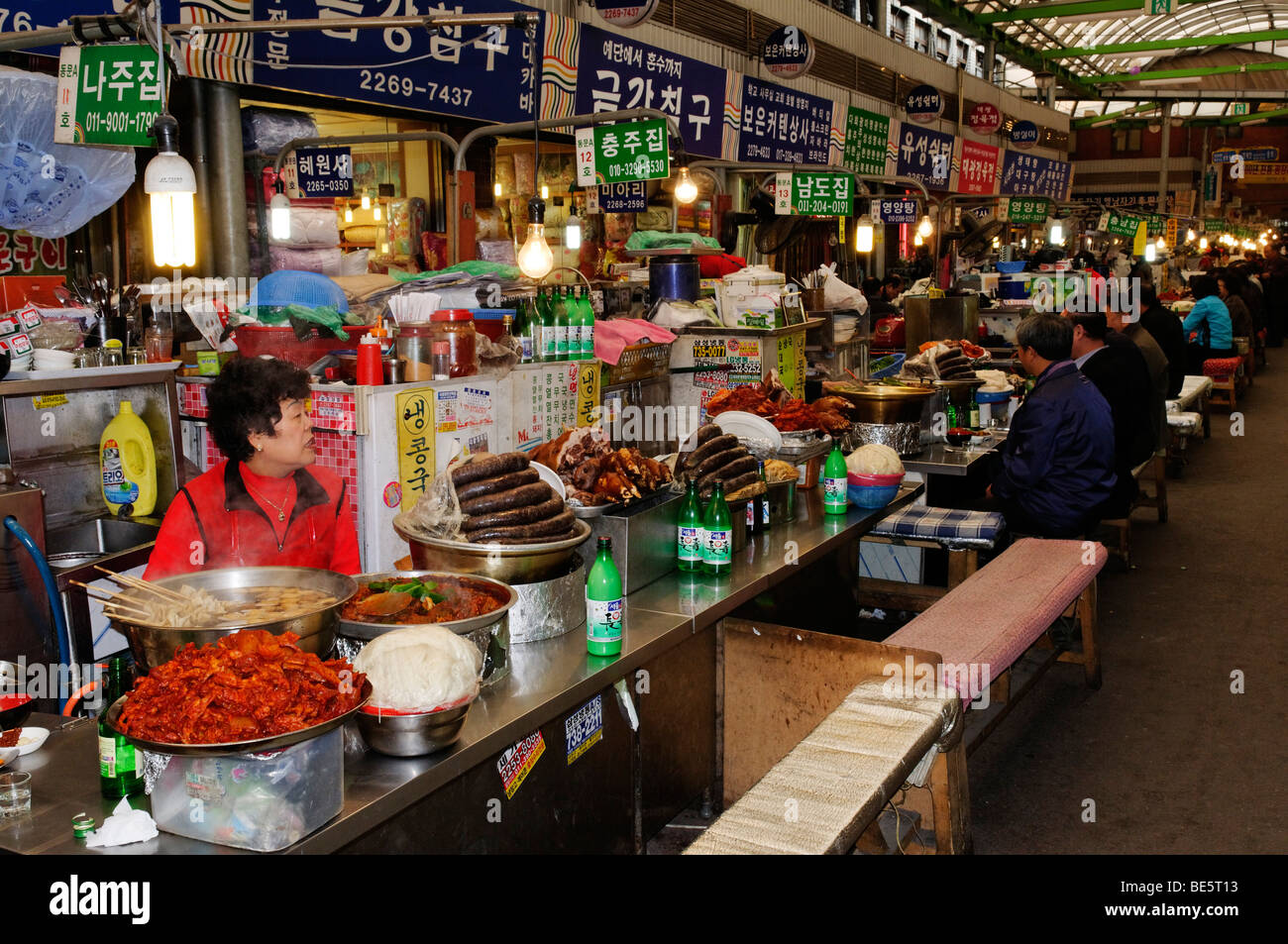 Korean food, small restaurant, food stall at a market in Seoul, South ...