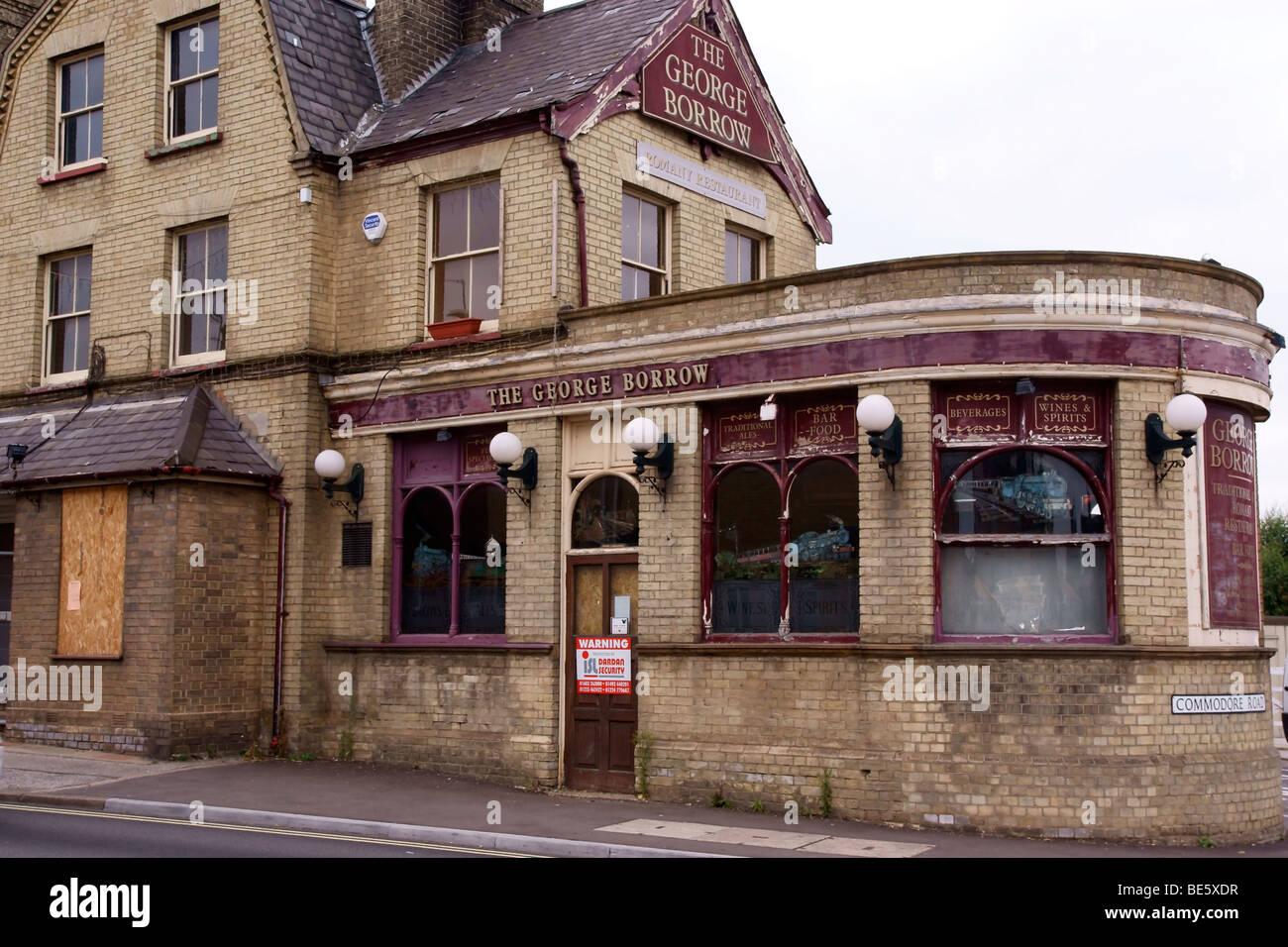 Closed pub hi-res stock photography and images - Alamy