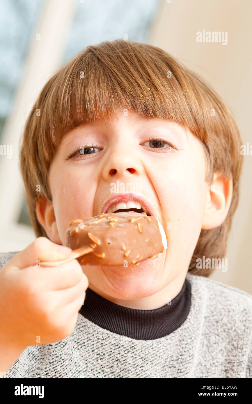 Young boy eating ice cream Stock Photo - Alamy