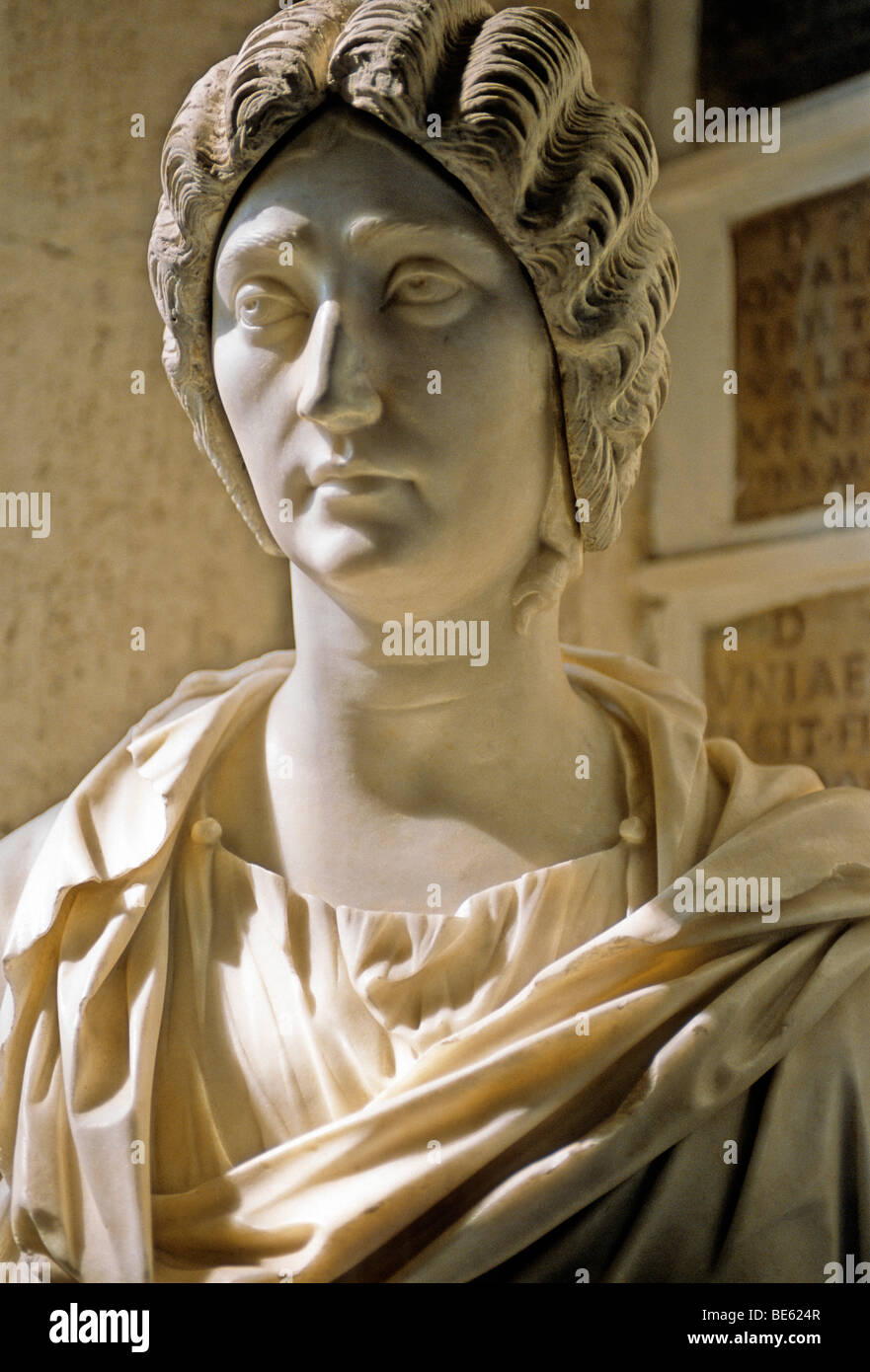 Woman statue indoor hi-res stock photography and images - Alamy