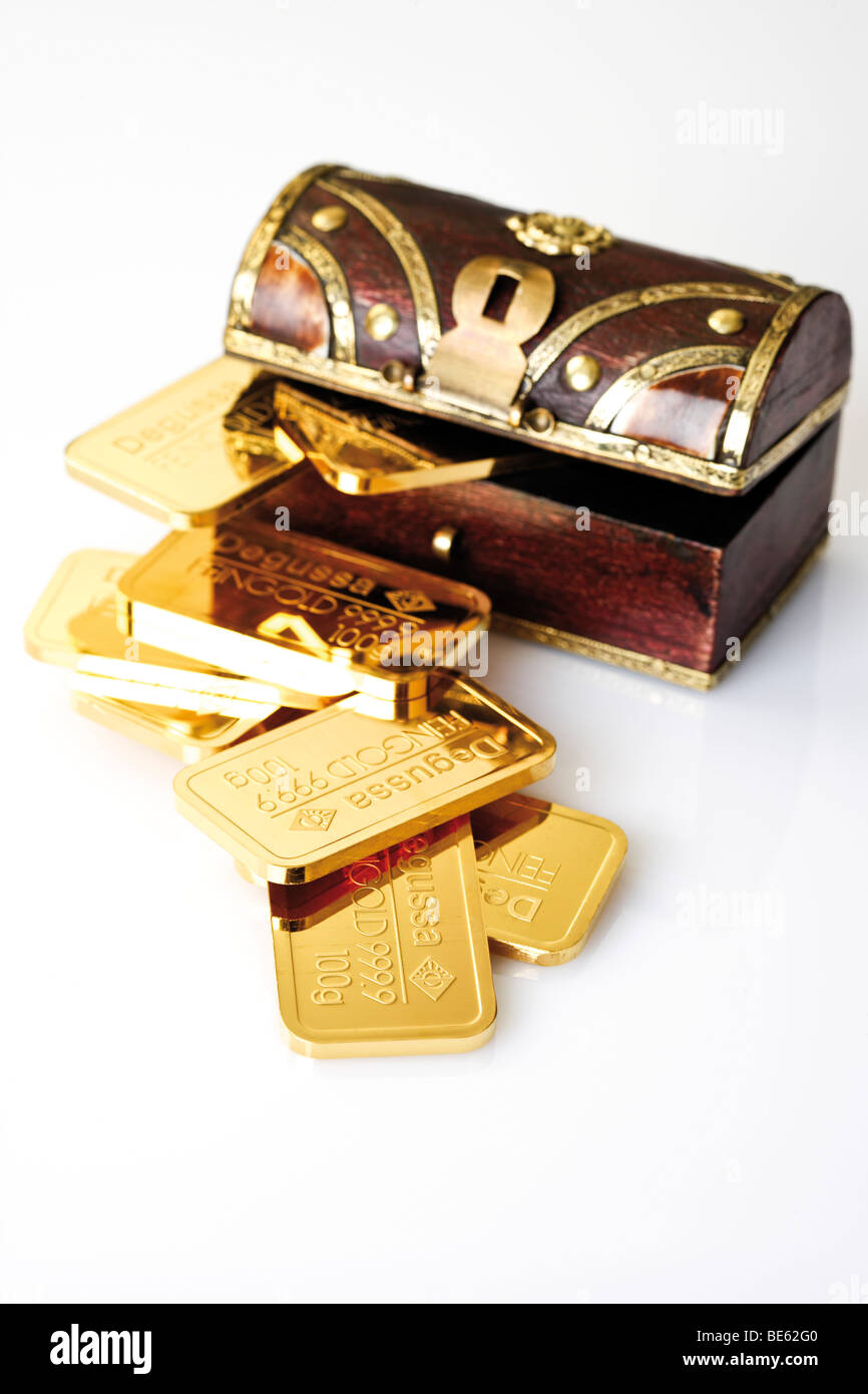 Gold bars with a treasure chest Stock Photo - Alamy