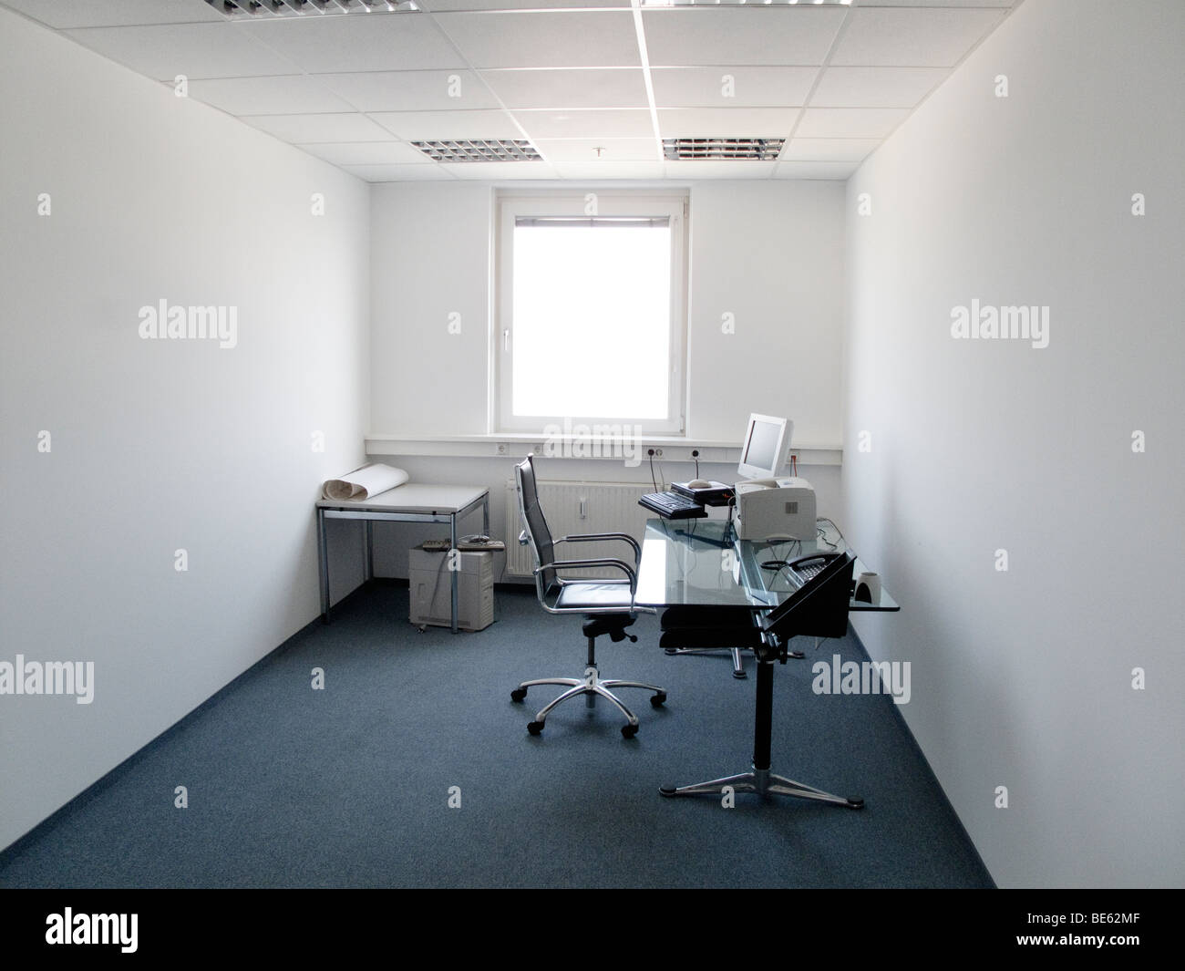 Deserted office hi-res stock photography and images - Alamy