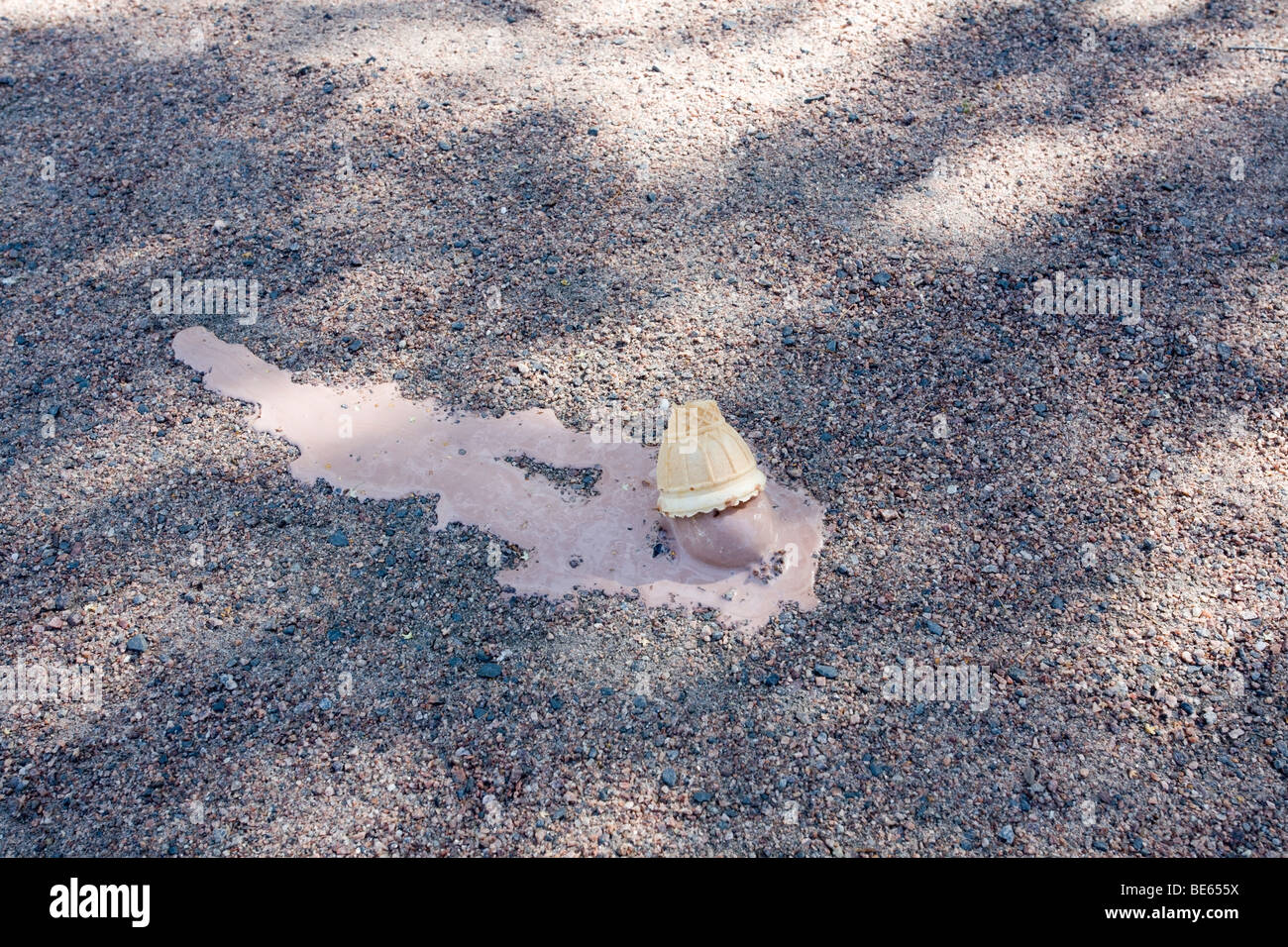 Dropped ice cream hi-res stock photography and images - Alamy