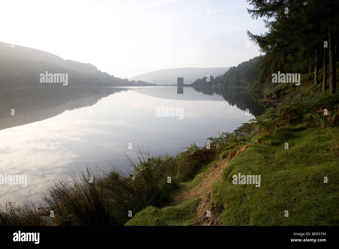 Derwent reservoir and dam in the Derbyshire Peak District Stock Photo ...