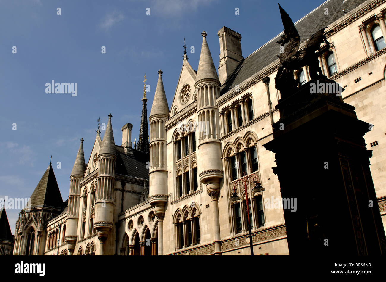 Justice statue, law courts, london hi-res stock photography and images ...