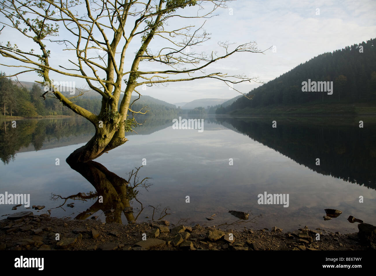 Derwent reservoir and dam in the Derbyshire Peak District Stock Photo ...