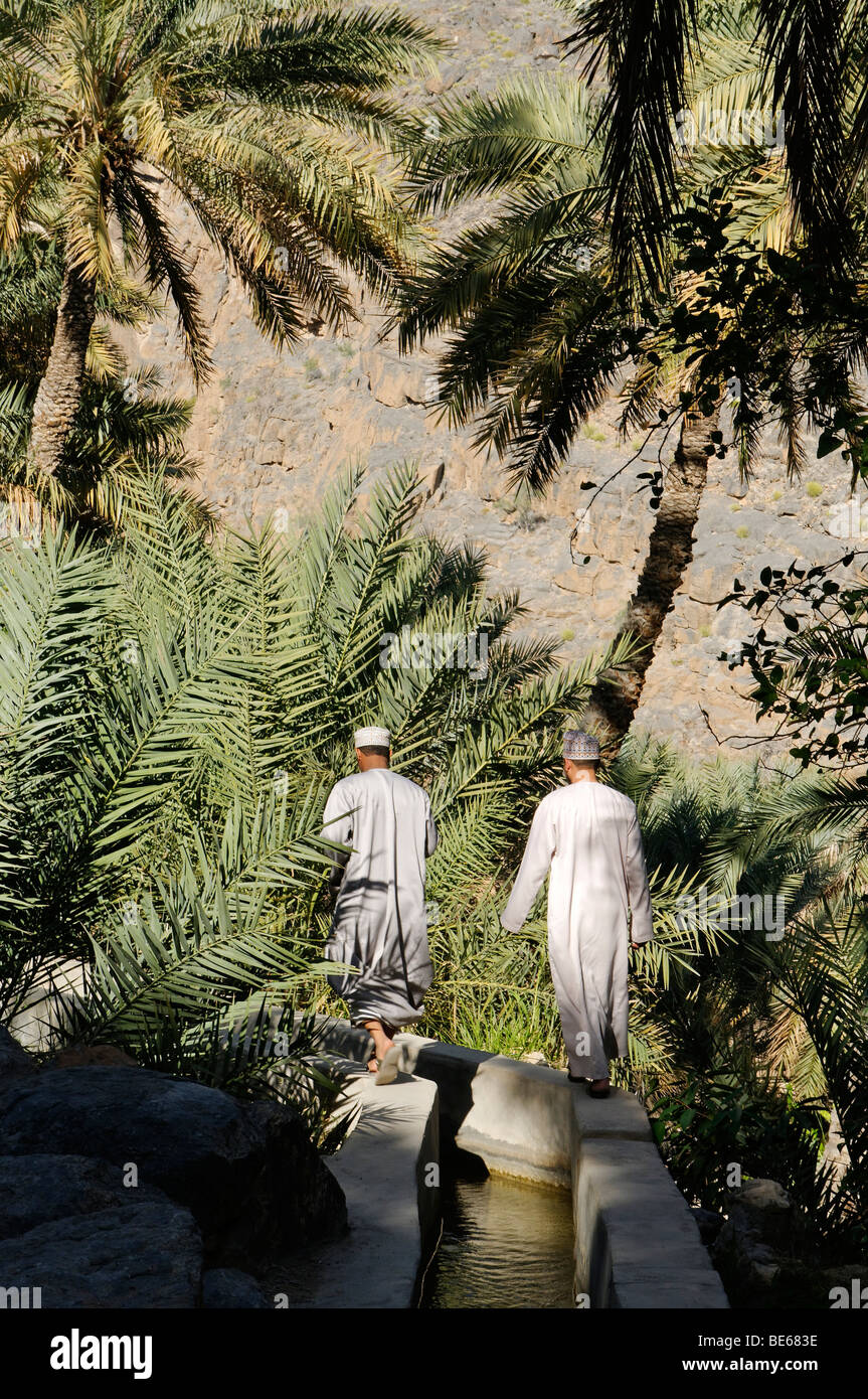 Omani man walking hi-res stock photography and images - Alamy