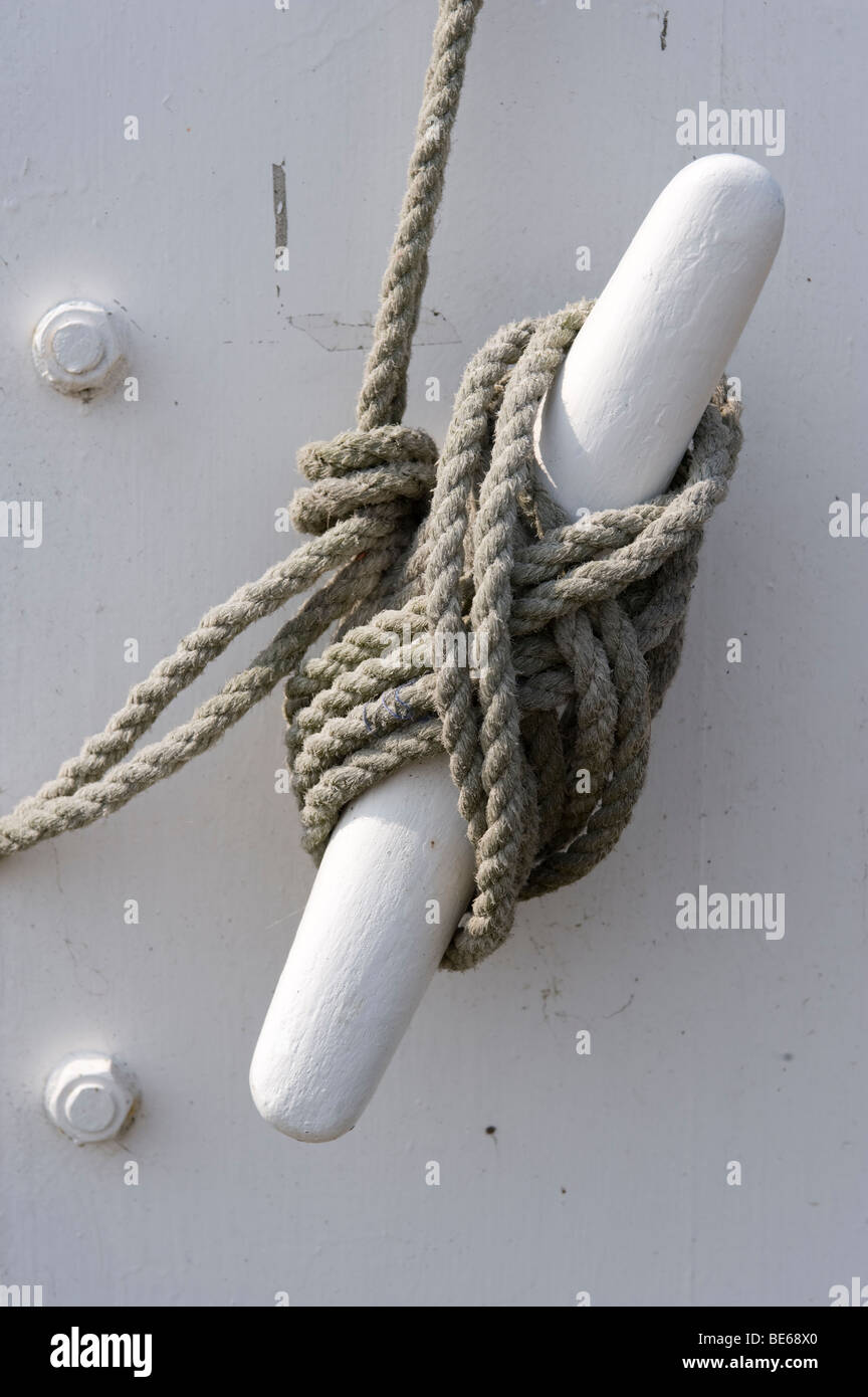 rope fastened to diagonal cleat Stock Photo - Alamy