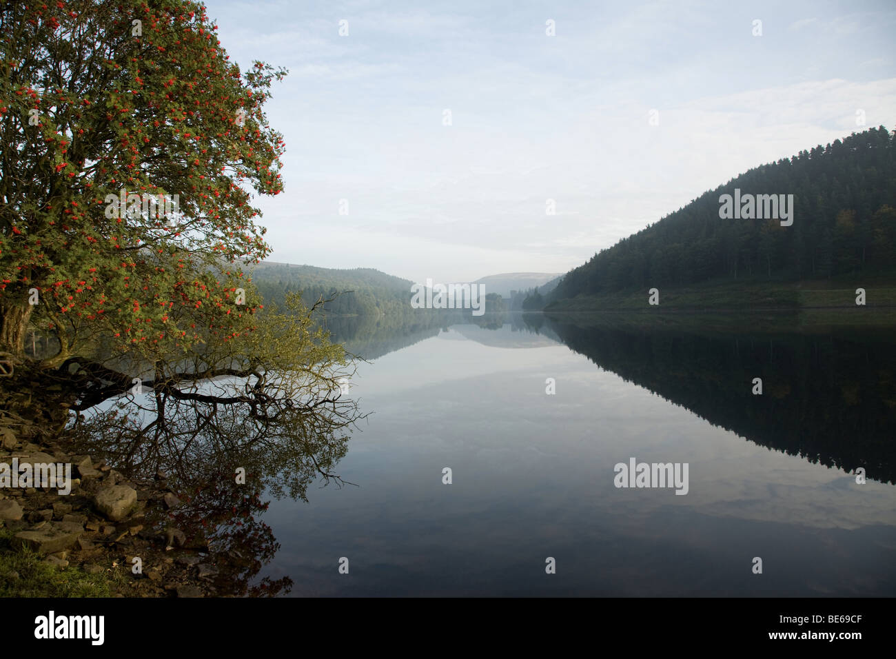 Derwent reservoir and dam in the Derbyshire Peak District Stock Photo ...