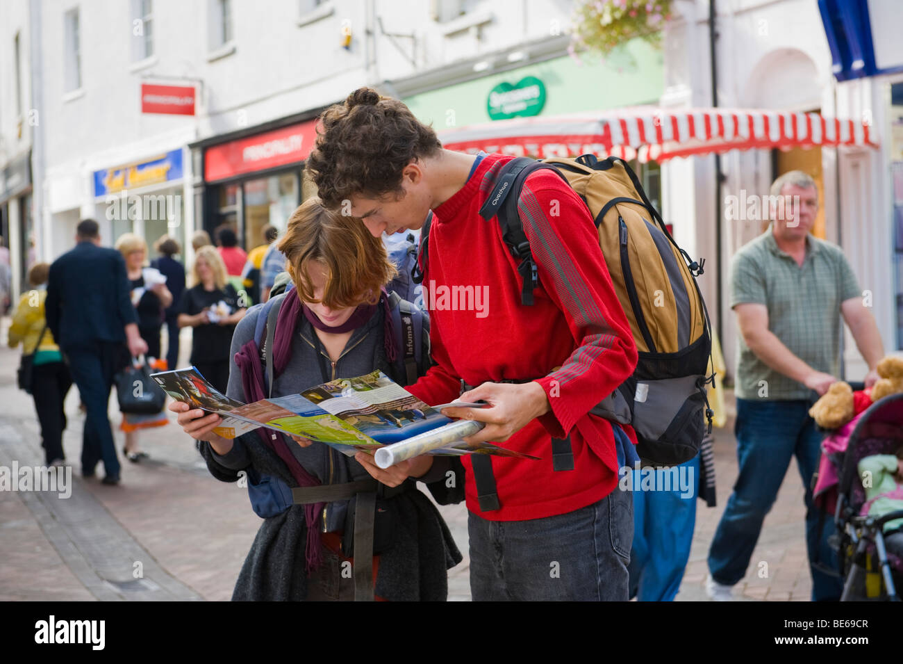 Tourists reading leaflet hi-res stock photography and images - Alamy
