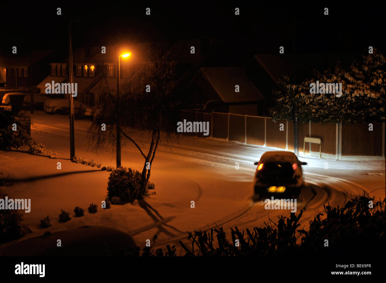 Car driving at night exterior hi-res stock photography and images - Alamy