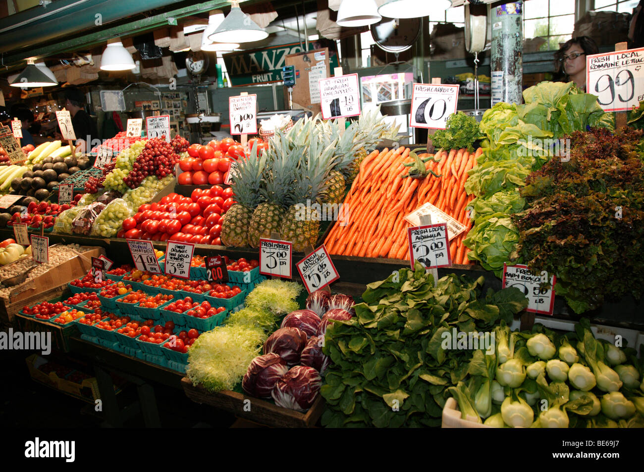 Fruit and Vegetable stall at the famous Pike Place market, Seattle ...