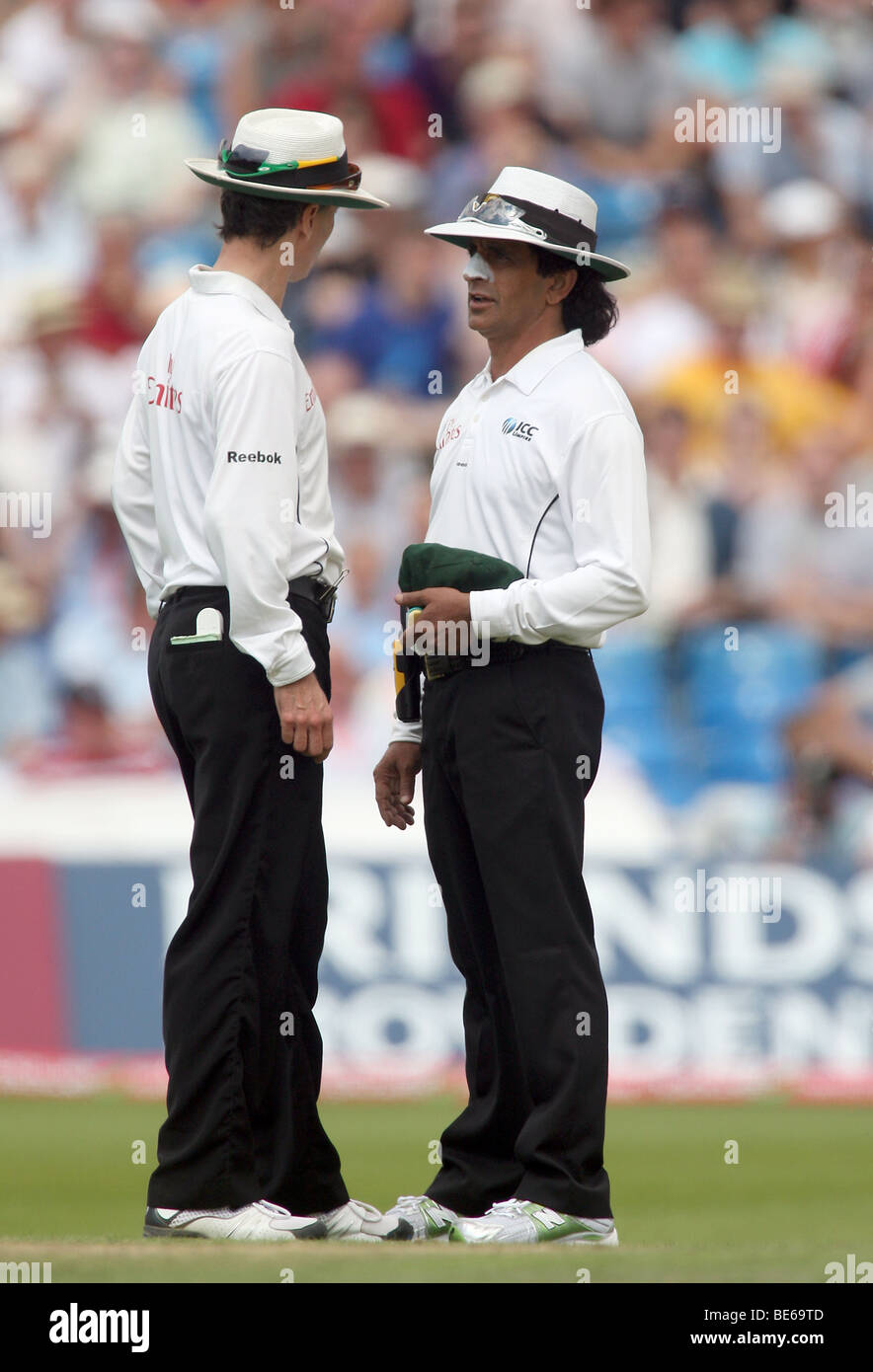 BILLY BOWDEN & ASAD RAUF CRICKET UMPIRES HEADINGLEY LEEDS ENGLAND 09 ...