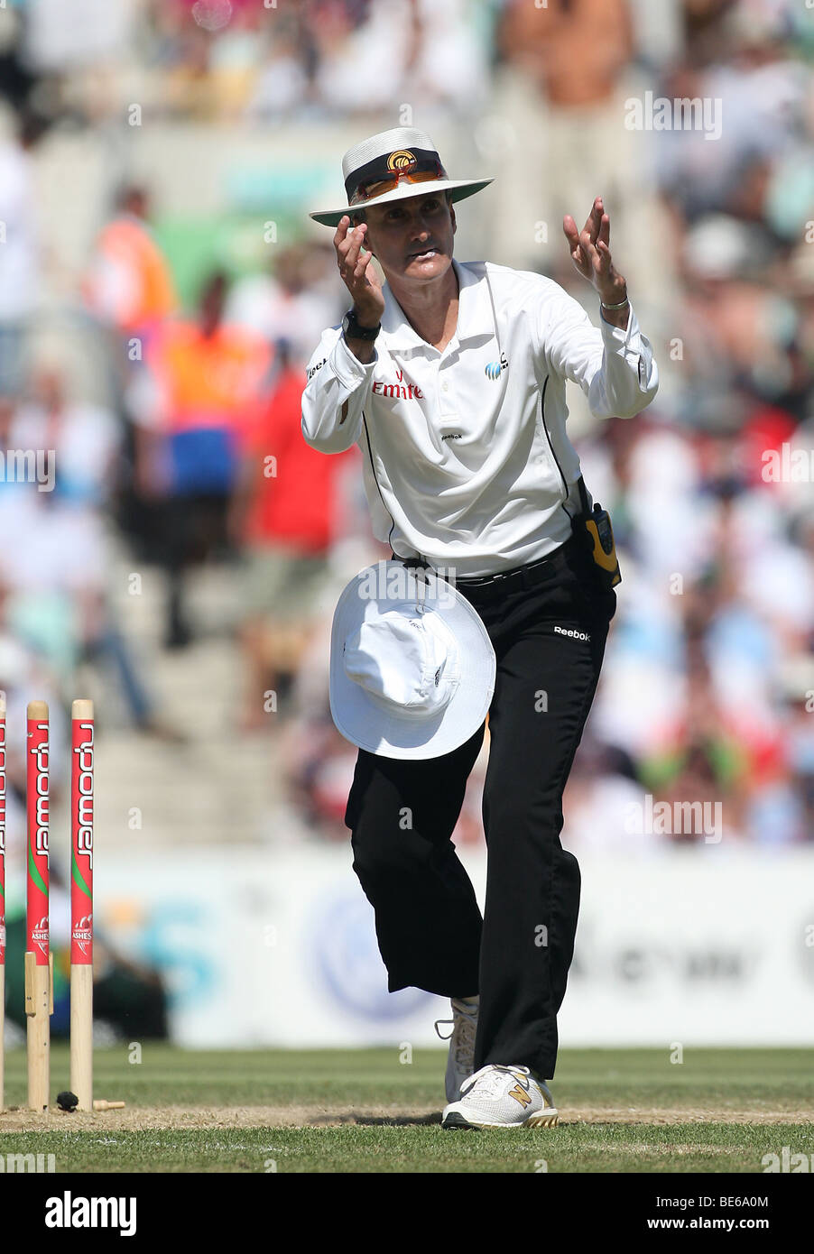 BILLY BOWDEN ICB TEST UMPIRE THE BRIT OVAL LONDON ENGLAND 23 August ...