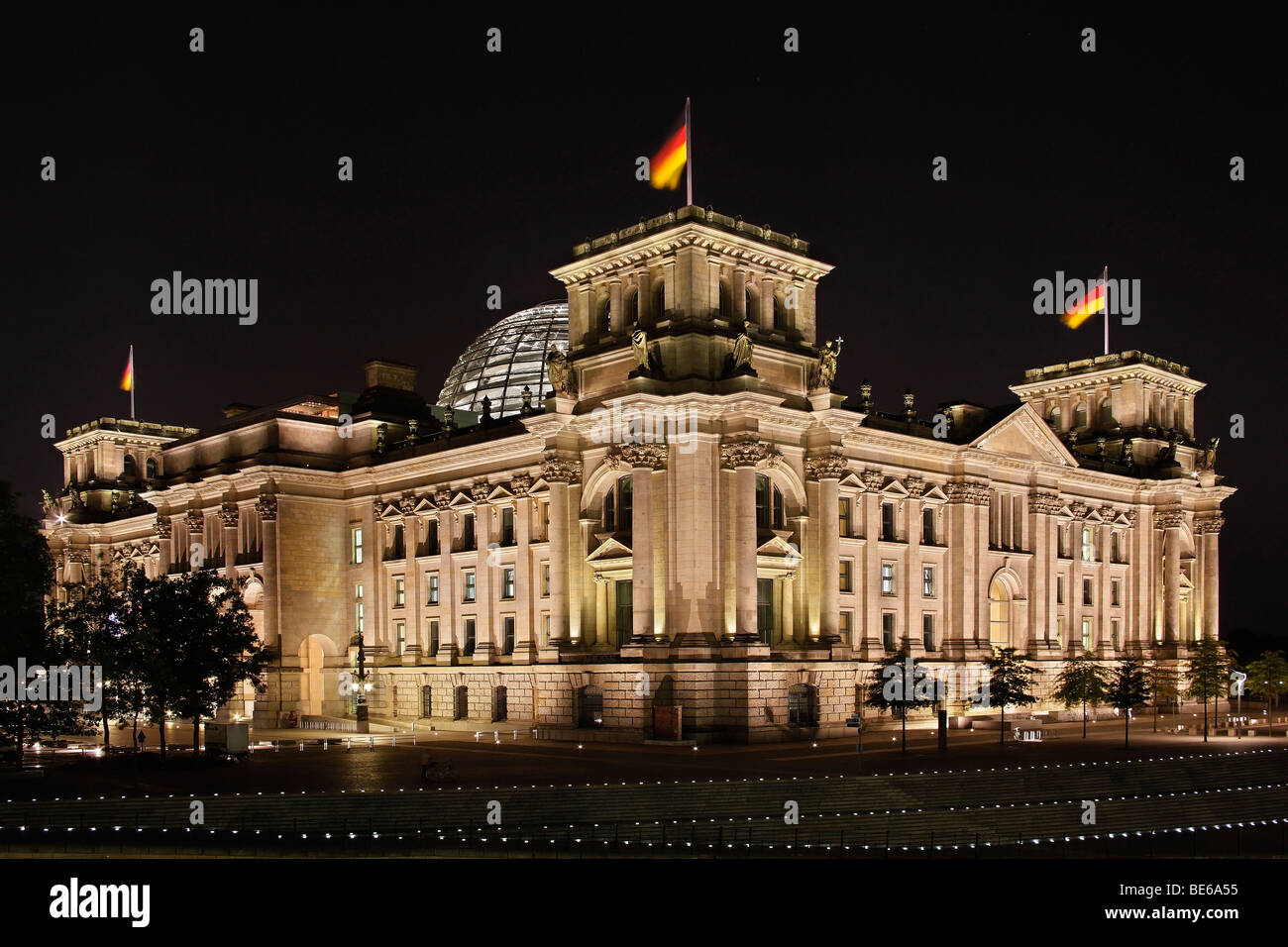 Night scene of the German Reichstag building, Berlin, Germany, Europe ...