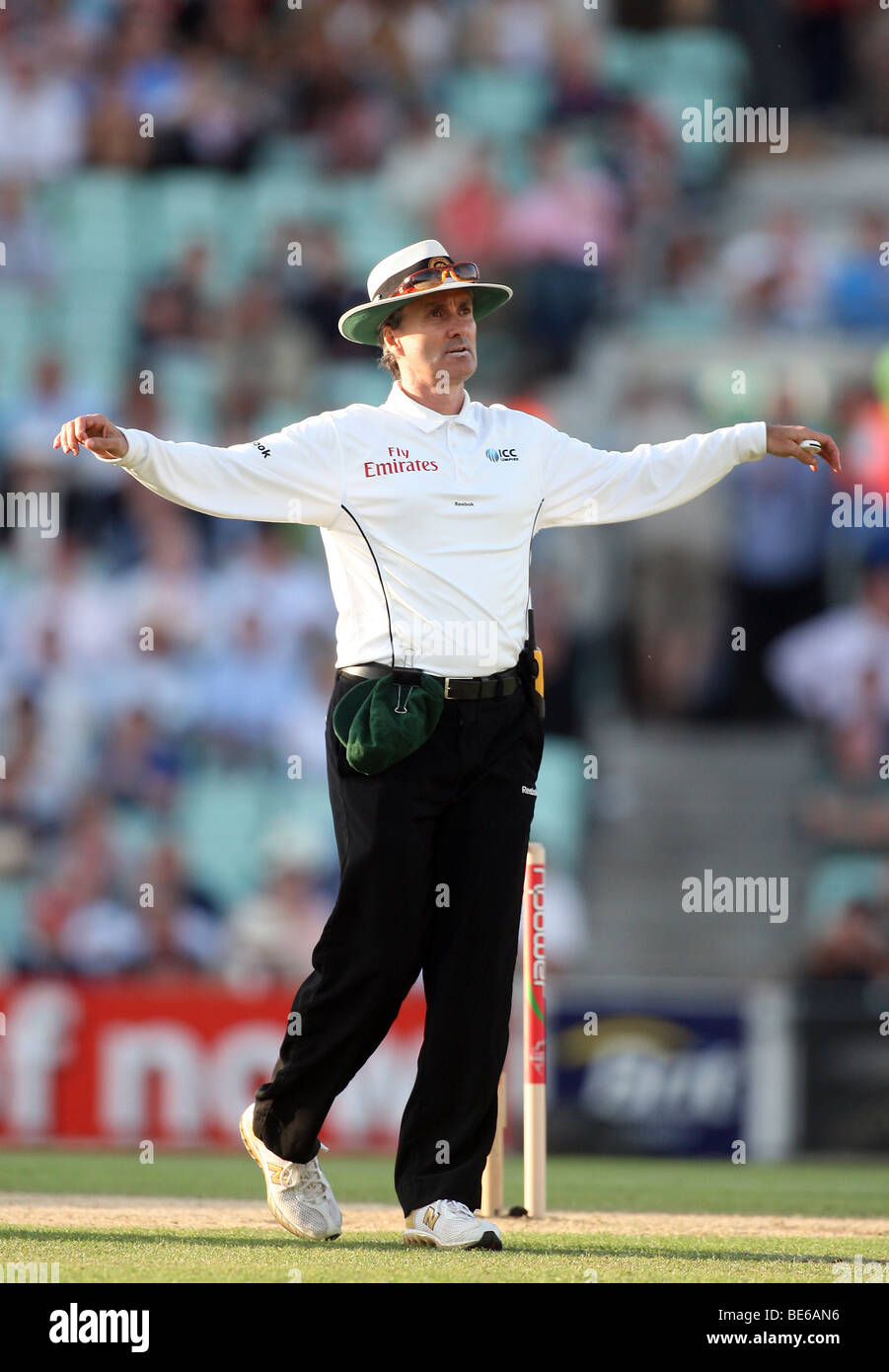 BILLY BOWDEN 5TH ASHES TEST MATCH THE BRIT OVAL LONDON ENGLAND 21 ...