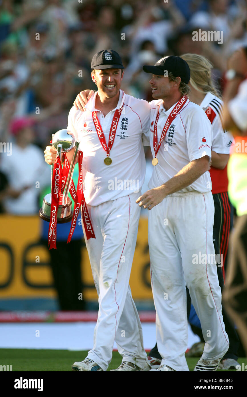 GRAEME SWANN & IAN BELL ENGLAND V AUSTRALIA THE BRIT OVAL LONDON ...