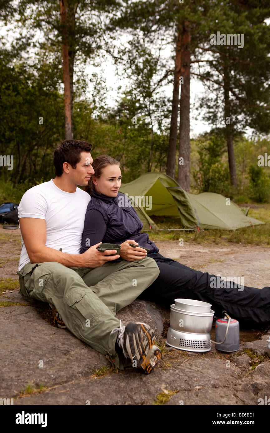 A couple cooking and ejoying the outdoors Stock Photo - Alamy