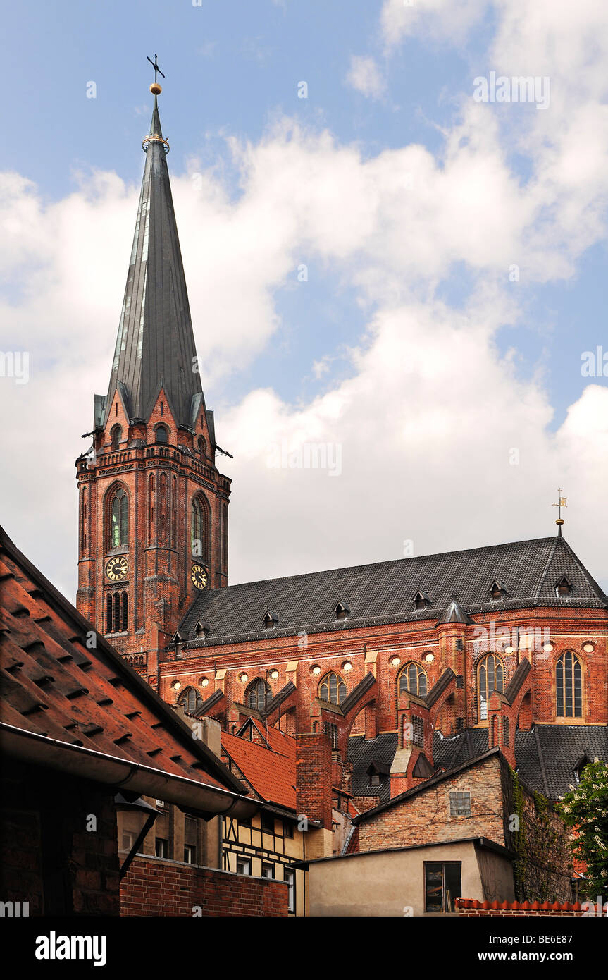 Brick gothic church exterior hi-res stock photography and images - Alamy